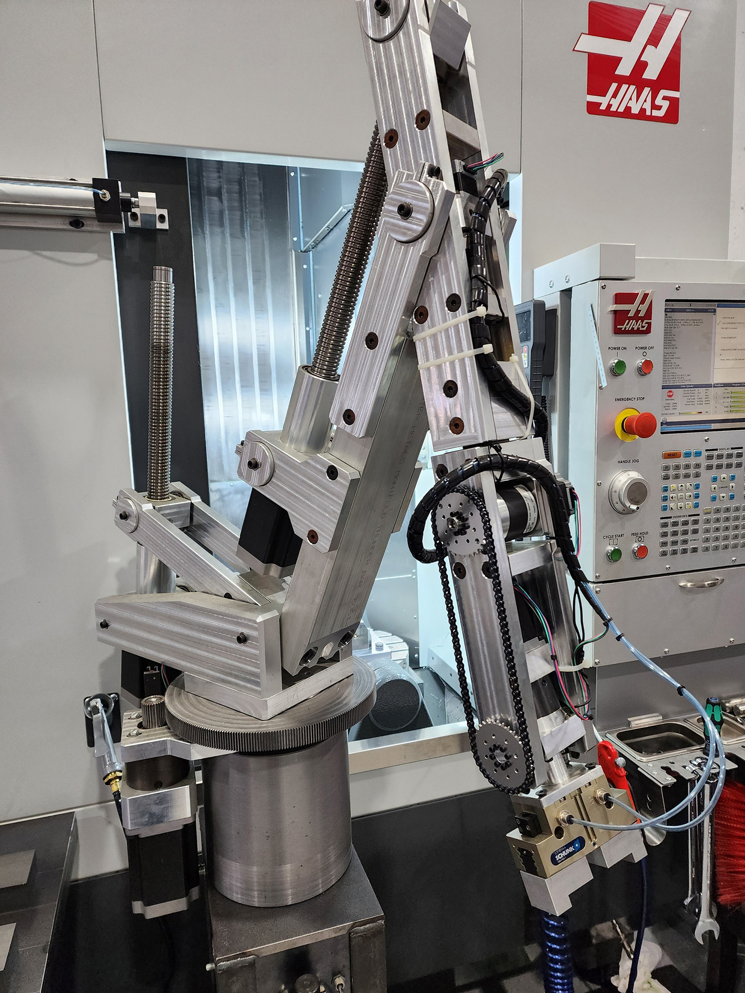 Un robot qui travaille sans arrêt - Usinage High-Tech